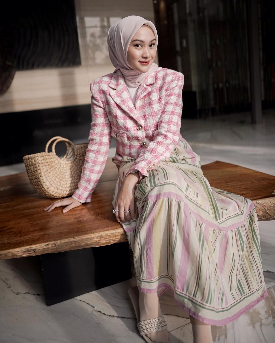 Inspirasi Outfit Cewek Kue ala Indah Nada Puspita - Chanelmuslim.com