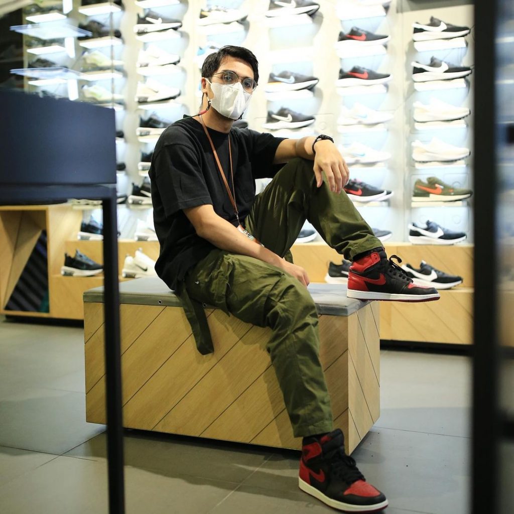 Intip 5 Outfit Kasual Ricky Harun yang Bikin Awet Muda - Chanelmuslim.com