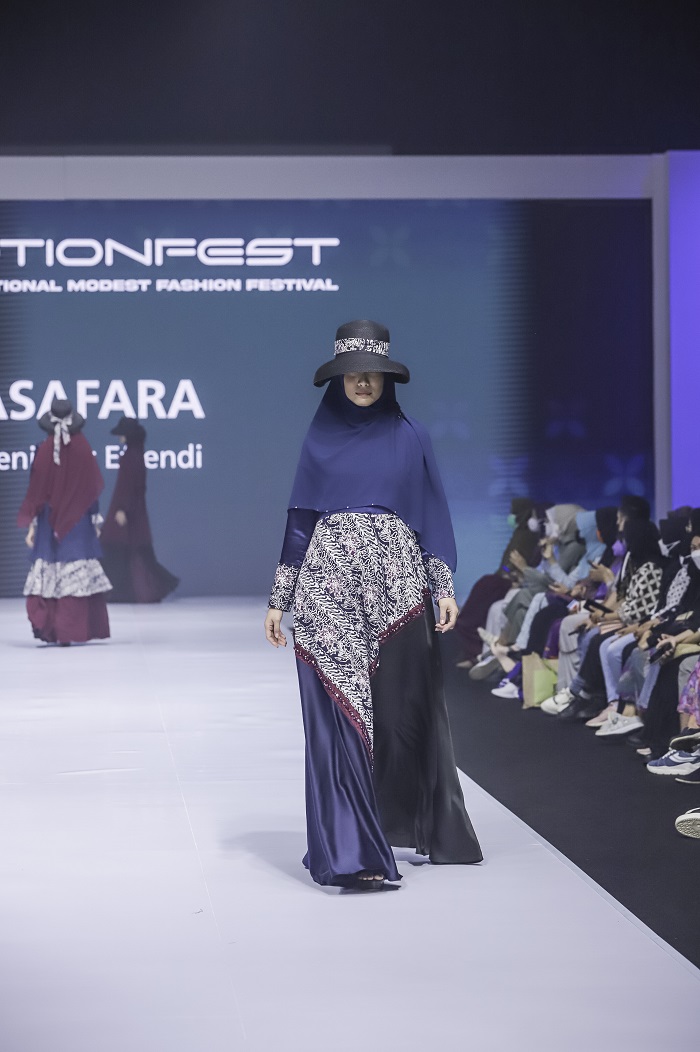 Desainer Neni Nur Efendi Sulap Batik Ciamis Jadi Busana Syar'i Modern ...